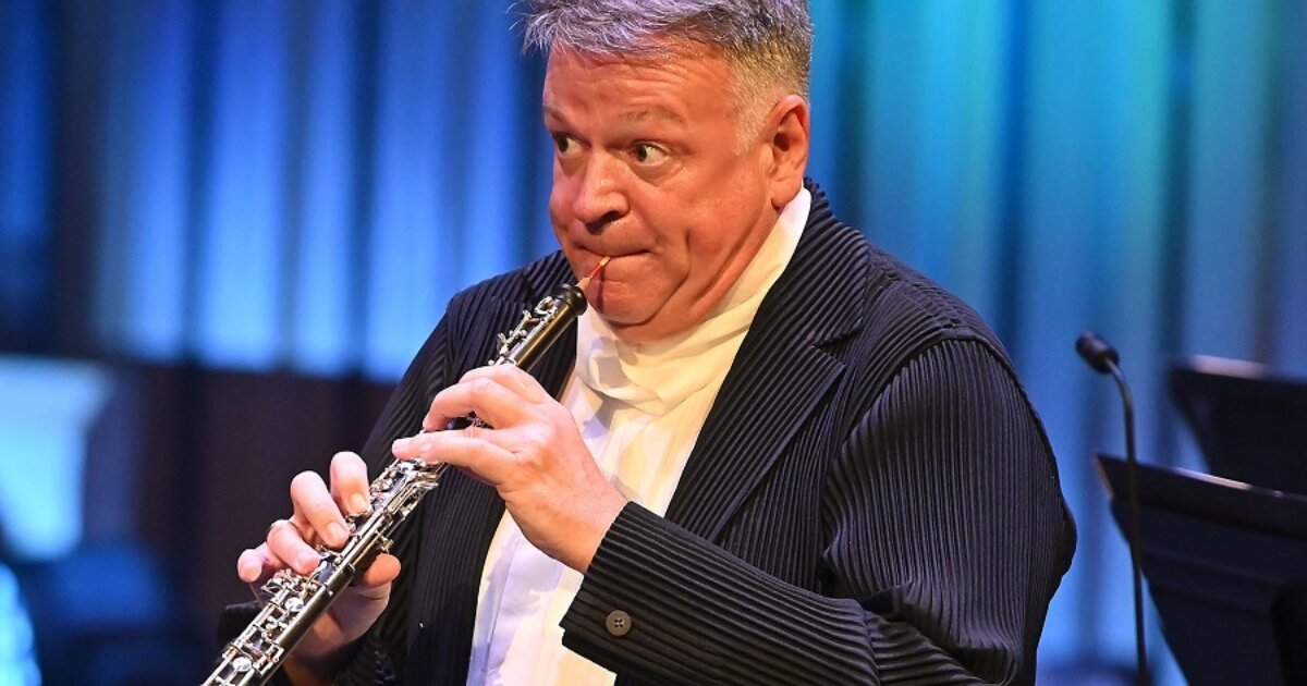 Nicholas Daniel to stand down as Principal Oboe - Britten Sinfonia